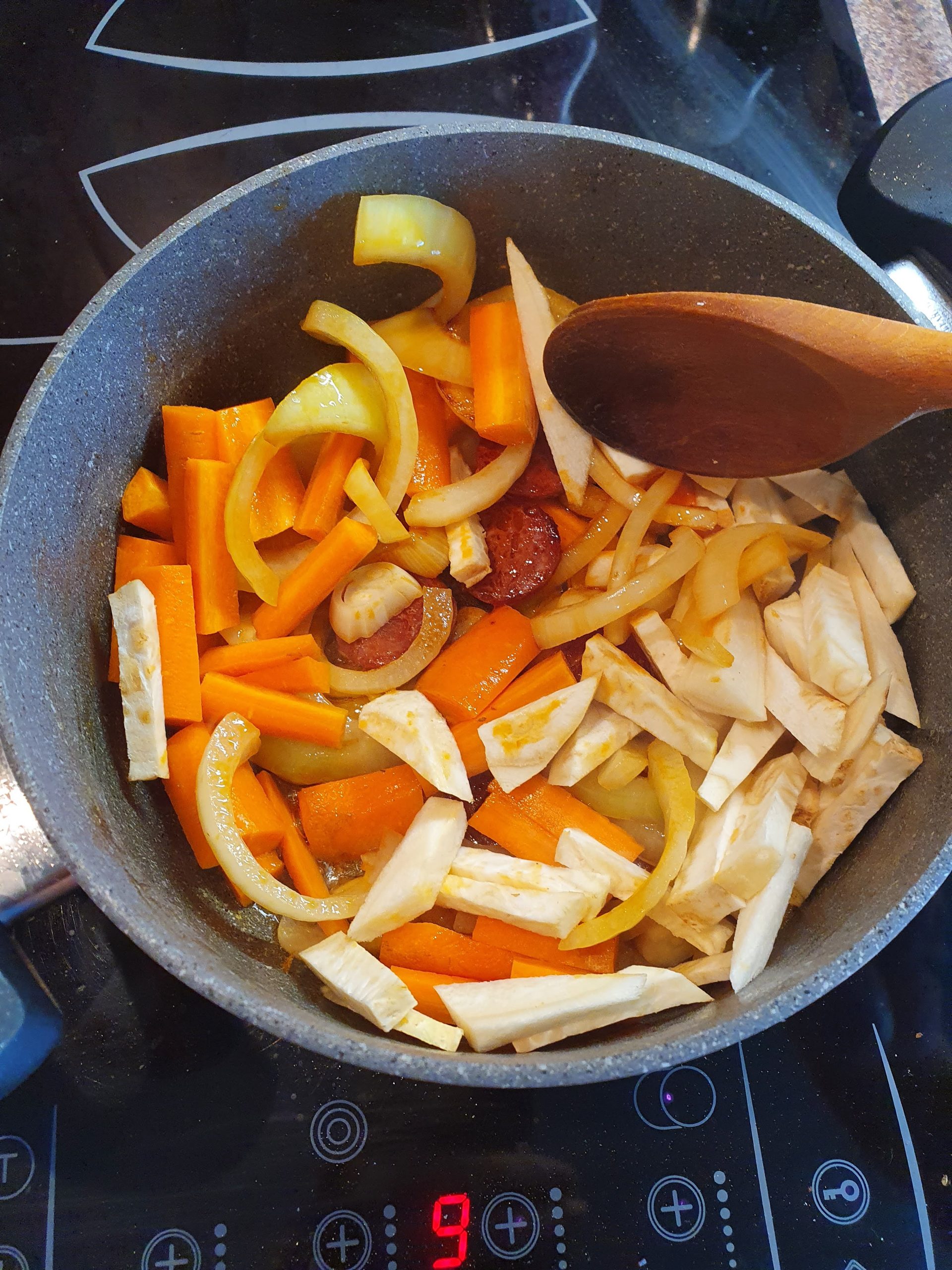 Warzywa korzenne z chorizo i z kuskusem - AniaGotujeFit.pl