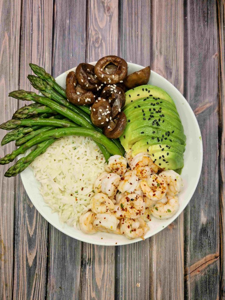 Bowl z krewetkami, ryżem jaśminowym, szparagami, awokado i pieczarkami ...